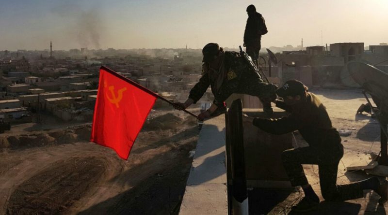 Nad niekdajším hlavným mestom Islamského štátu Raqqa zaviala ...